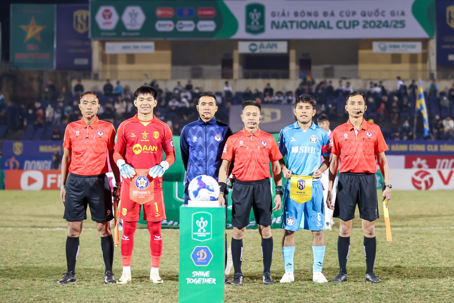 Vòng 1/8 Cúp Quốc Gia 2024/25: Chùm ảnh Sông Lam Nghệ An – SHB Đà Nẵng ...