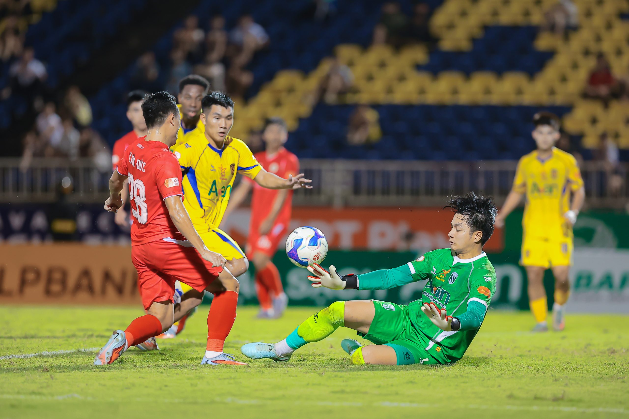 Vòng 7 LPBank V.League 1-2025/26: Chùm ảnh Sông Lam Nghệ An – Công An ...